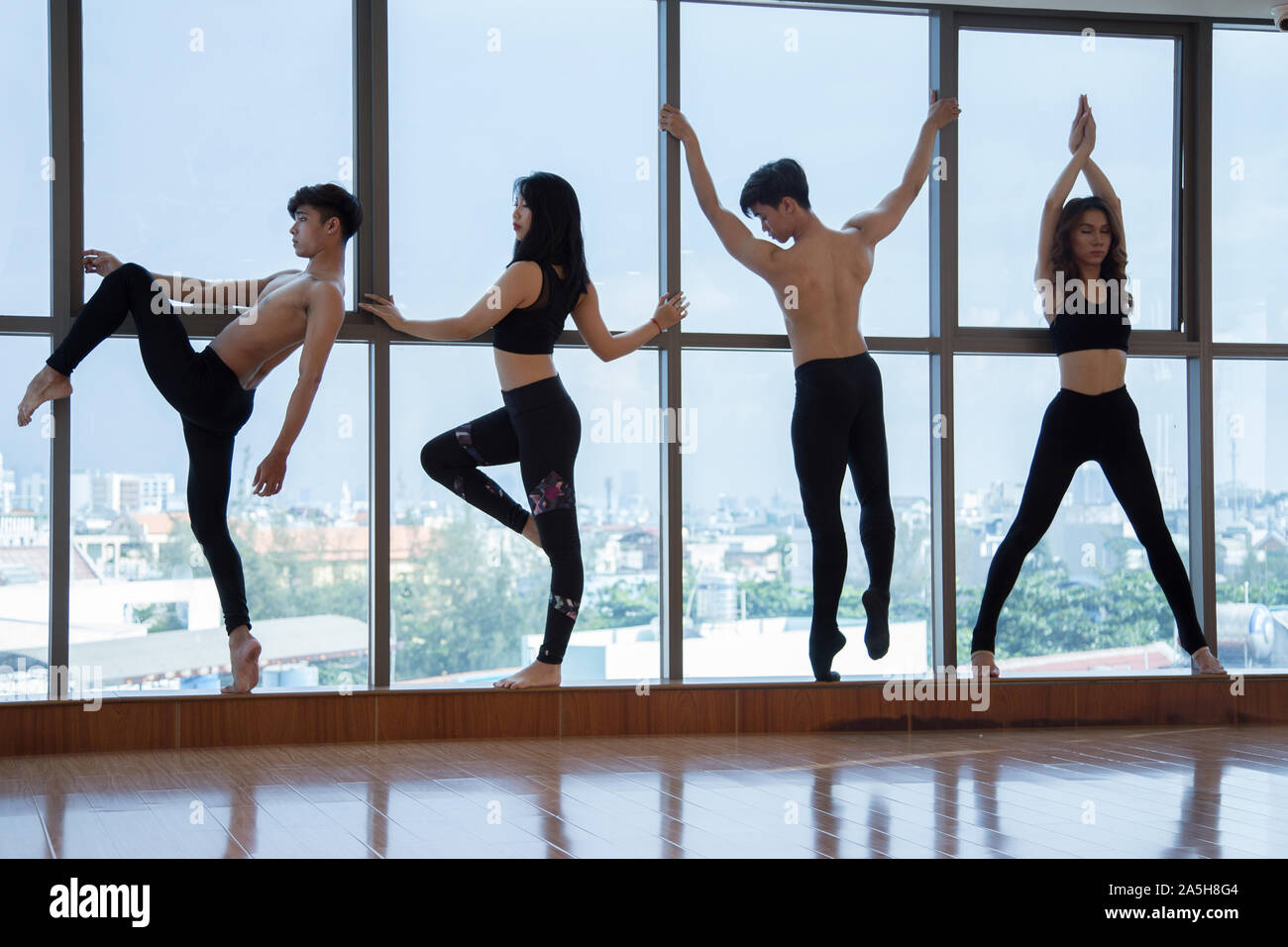 Professional dancers hi-res stock photography and images - Alamy