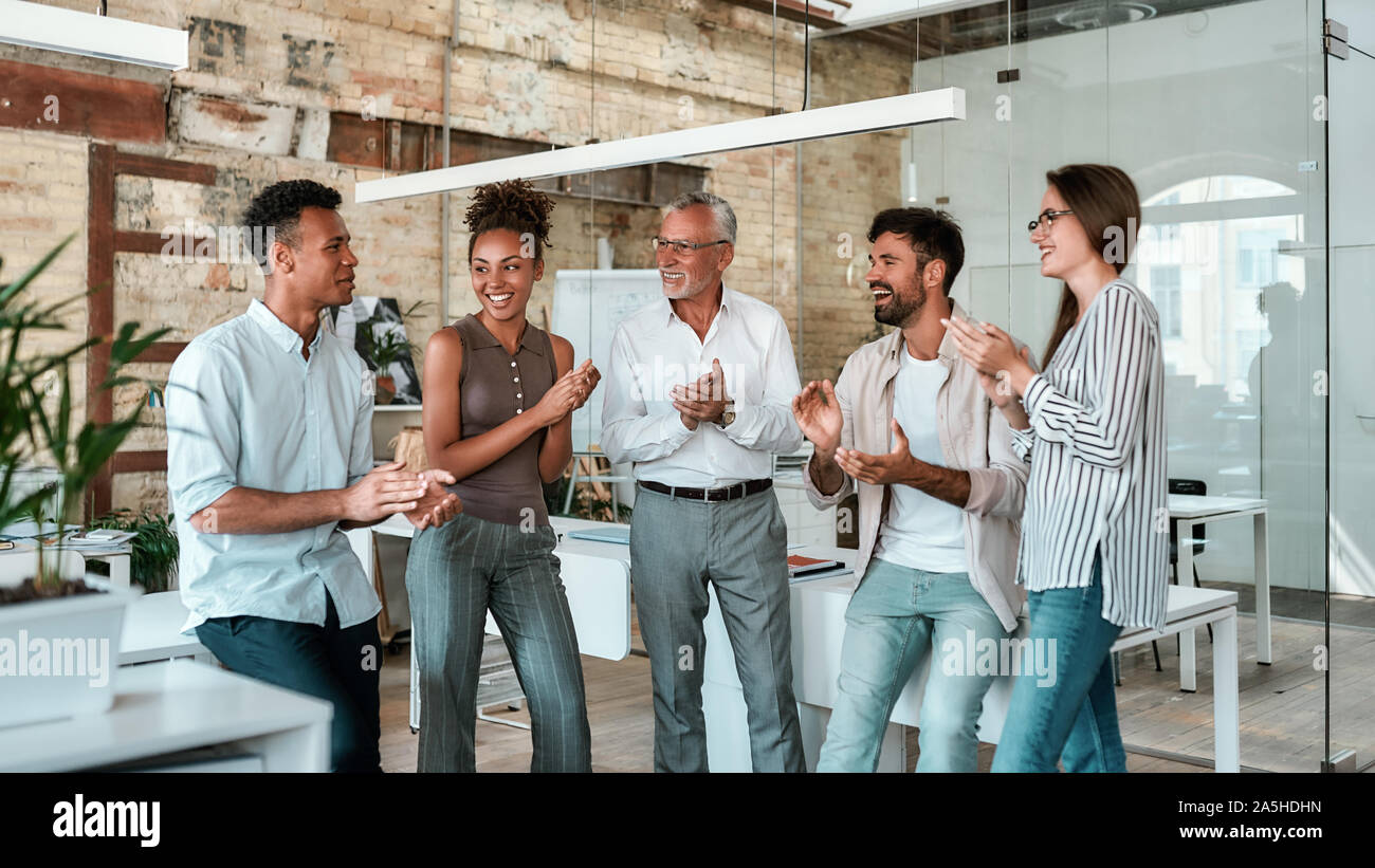 Diverse group of people clapping hi-res stock photography and images ...