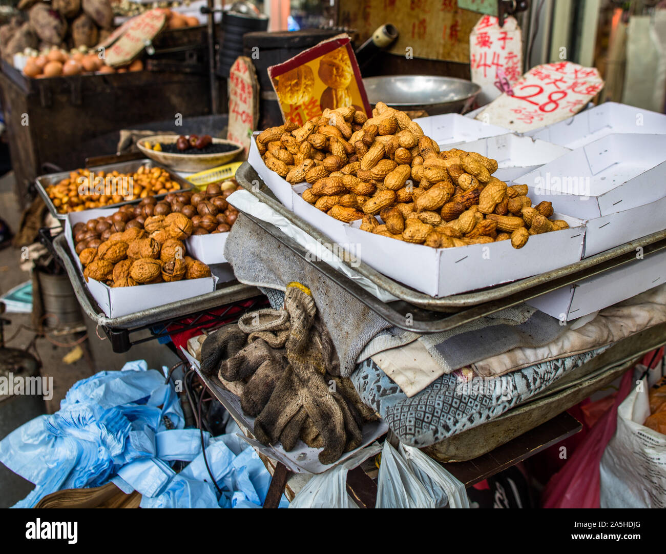 Roasted nuts cart hi-res stock photography and images - Alamy