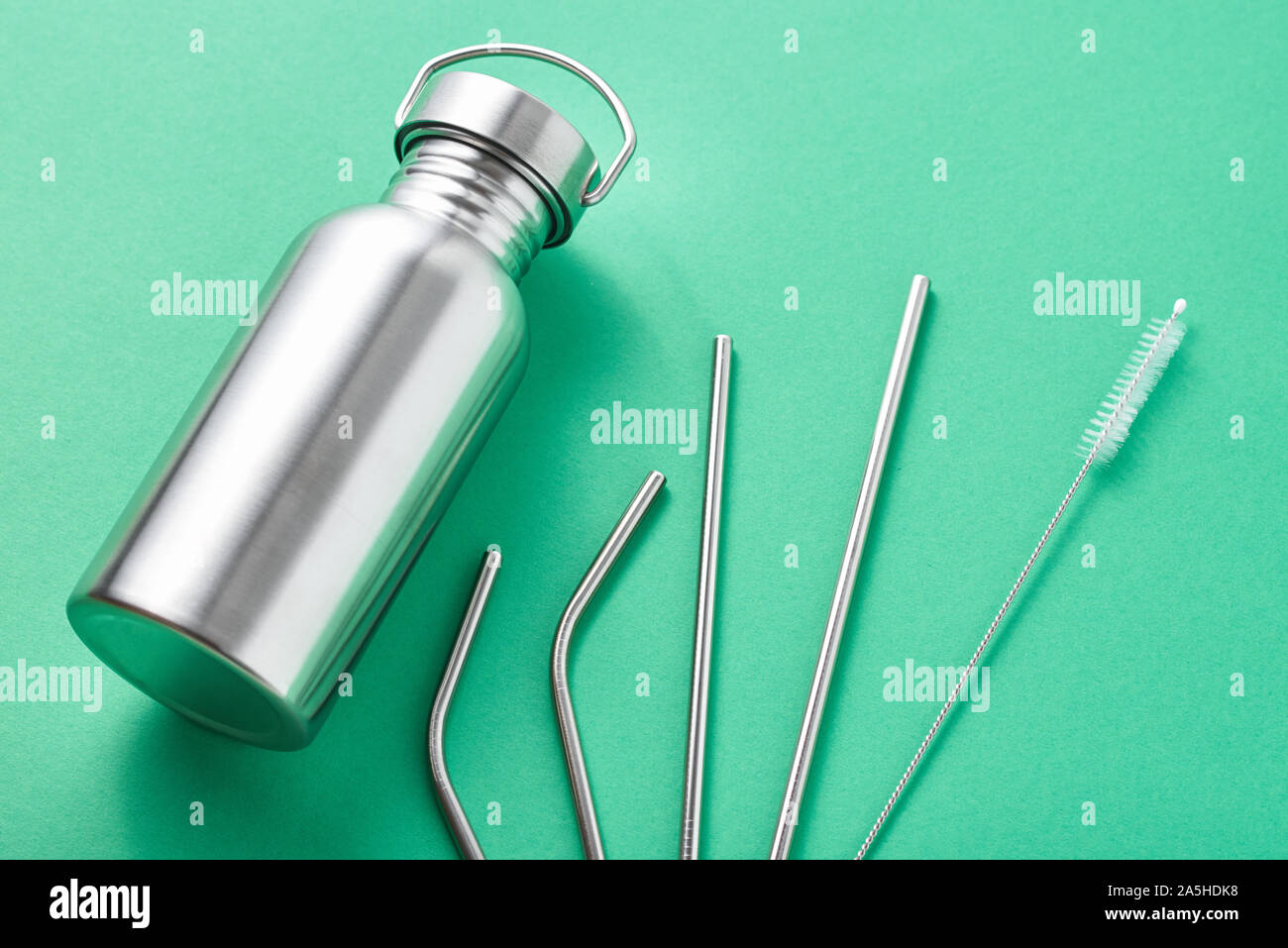 Reusable plastic free items on green background. Top view of aluminun ...