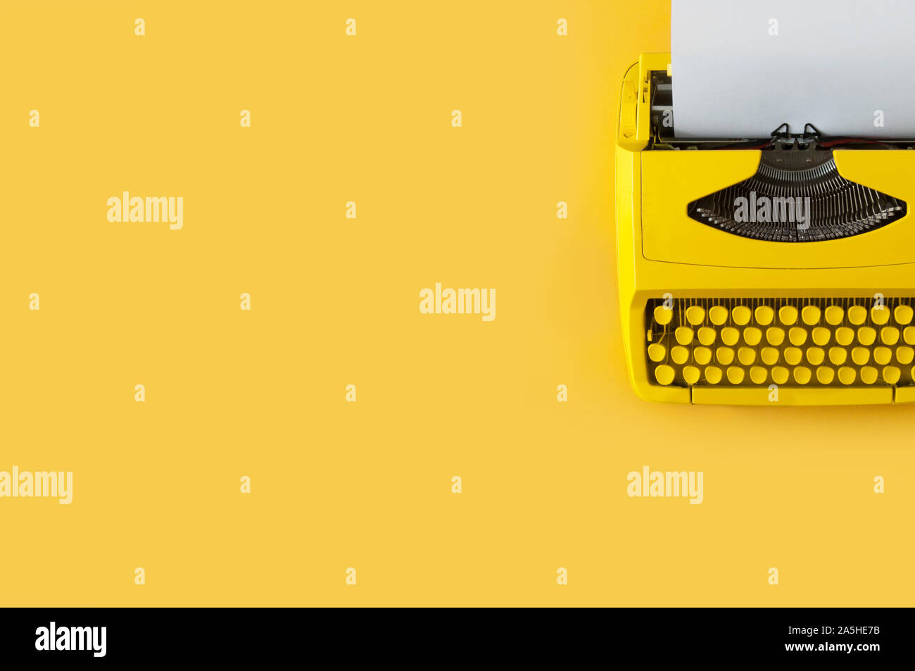 Retro typewriter fresh sheet hi-res stock photography and images - Alamy