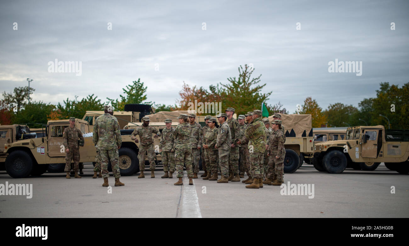 17 October 2019, Saxony-Anhalt, Burg: Members of the US Army are ...