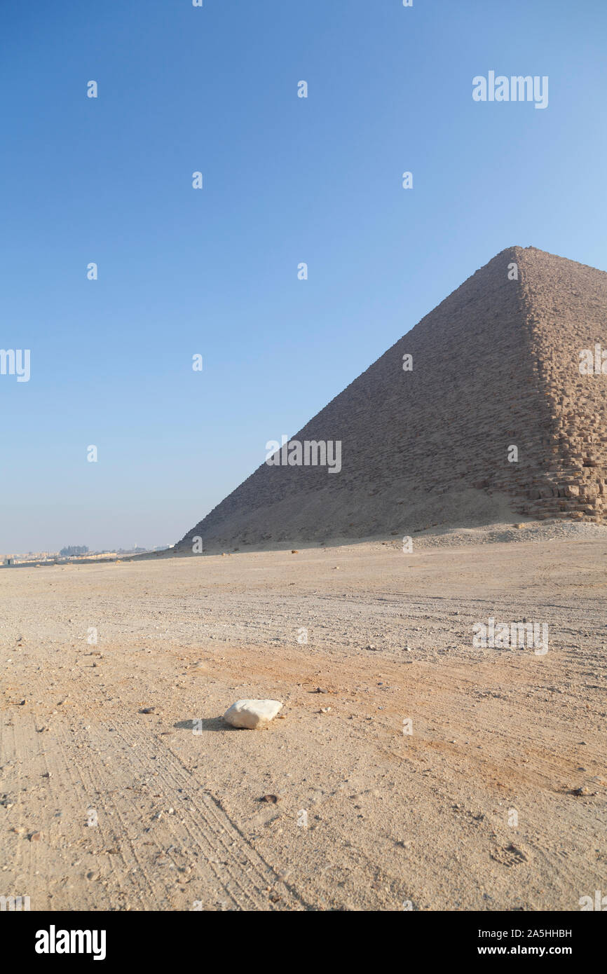 Red pyramid hi-res stock photography and images - Alamy
