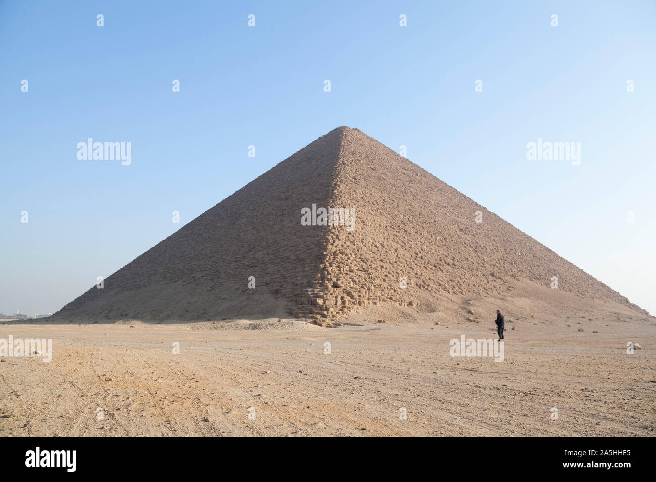 Egypt, Dashur, Sneferu's Red Pyramid with tourist Stock Photo - Alamy