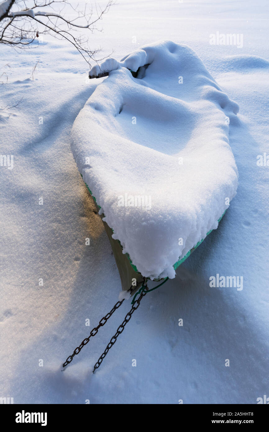 Row boat shore hi-res stock photography and images - Alamy