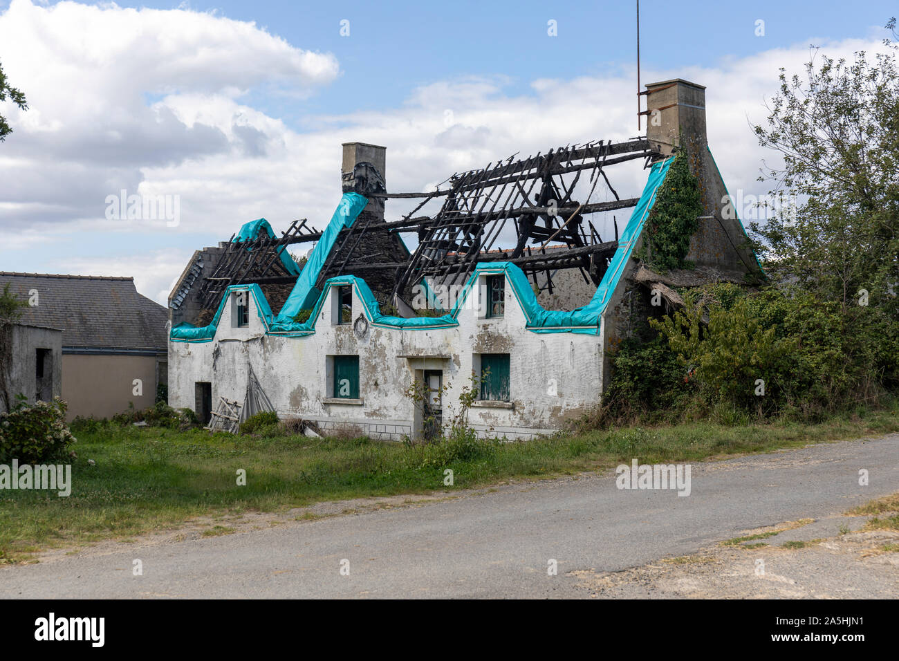Burnt Out Cottage, Feiel, Roche-Bernard Stock Photo - Alamy
