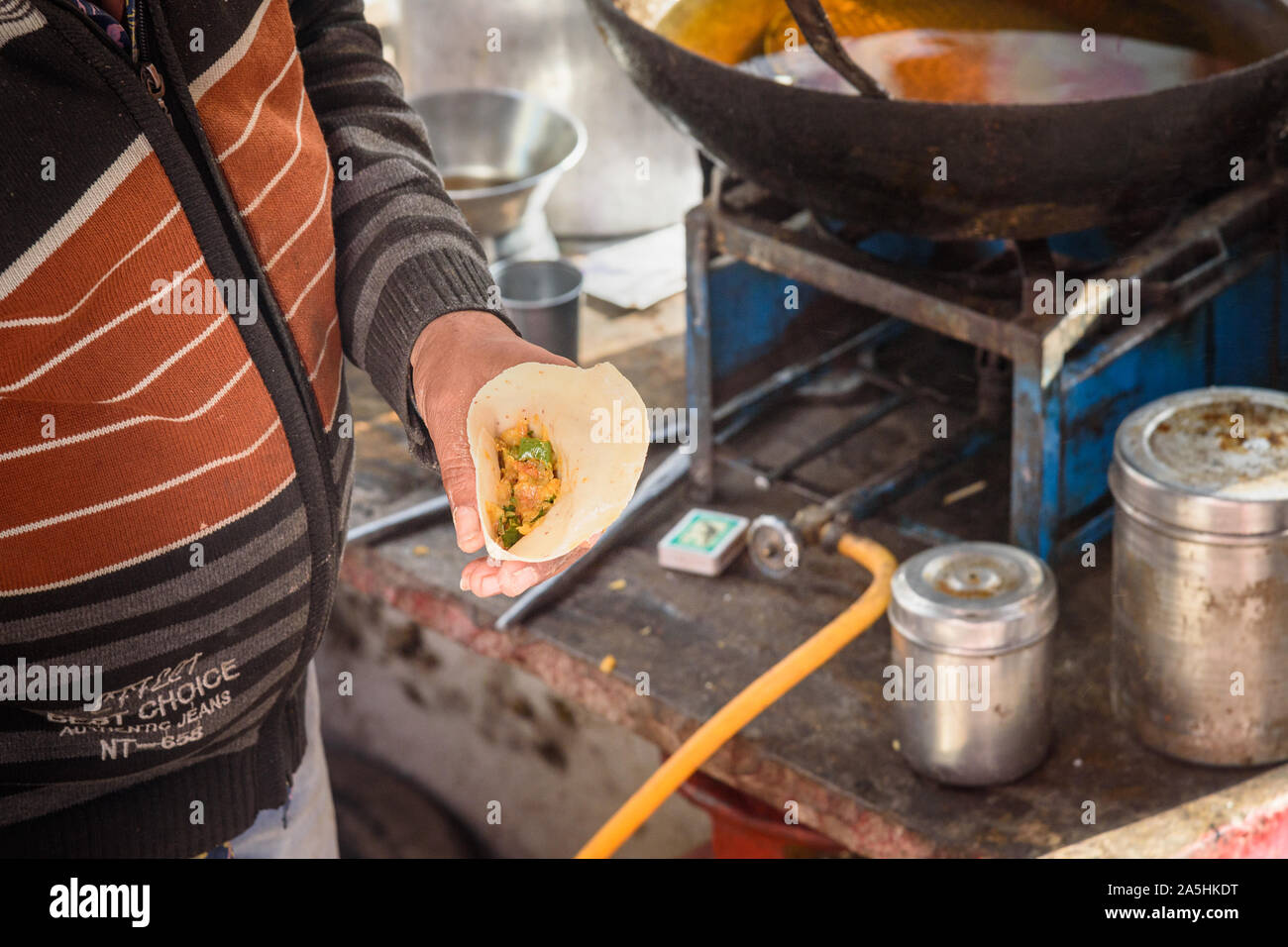 Samosas stall hi-res stock photography and images - Alamy