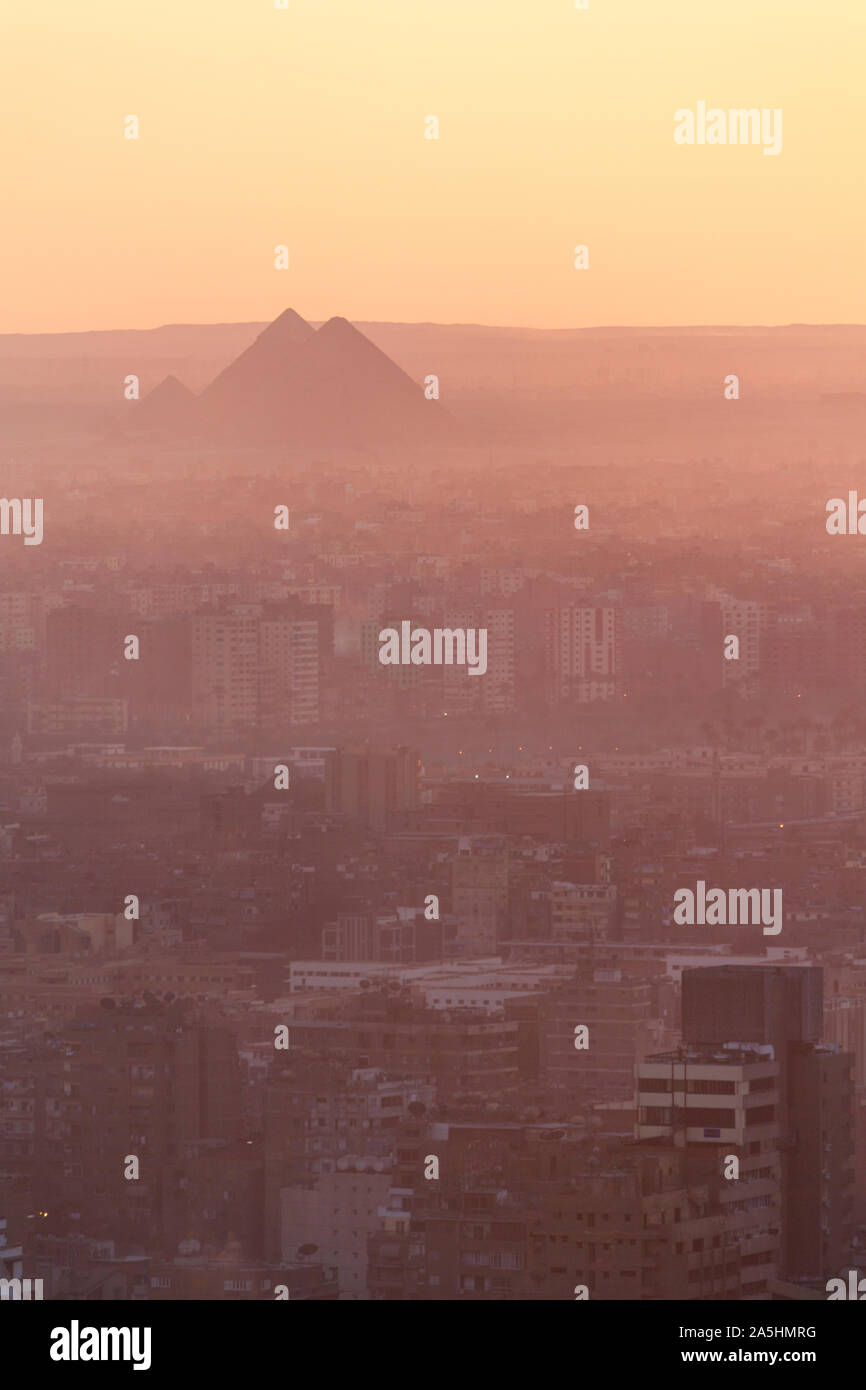 Cairo egypt skyline pyramids hi-res stock photography and images - Alamy