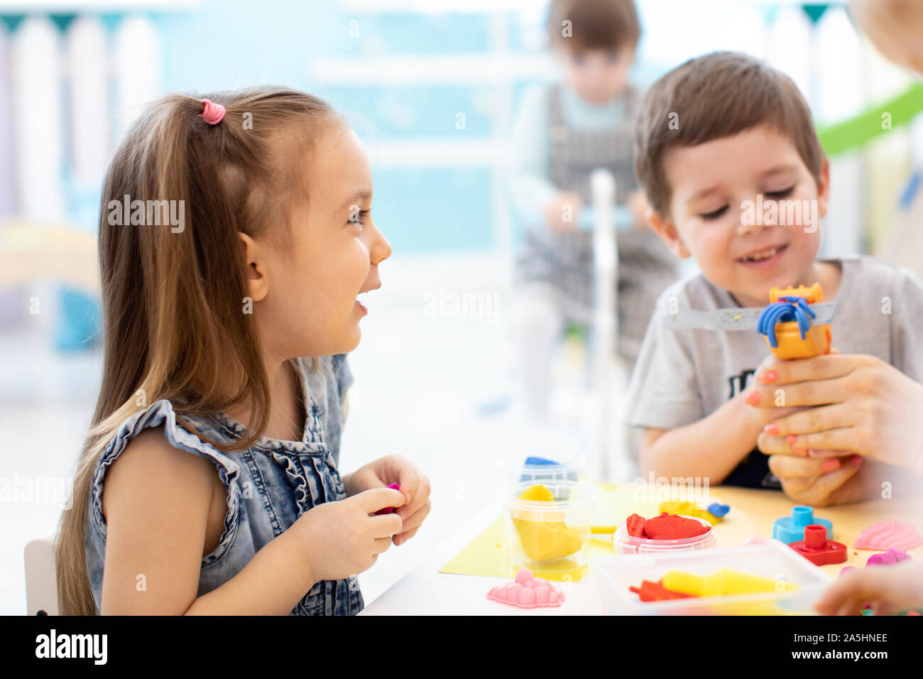 Kids doing crafts in school hi-res stock photography and images - Alamy