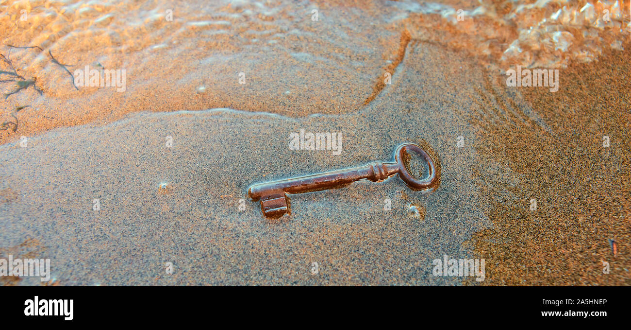 Treasure chest with gold key hi-res stock photography and images - Alamy