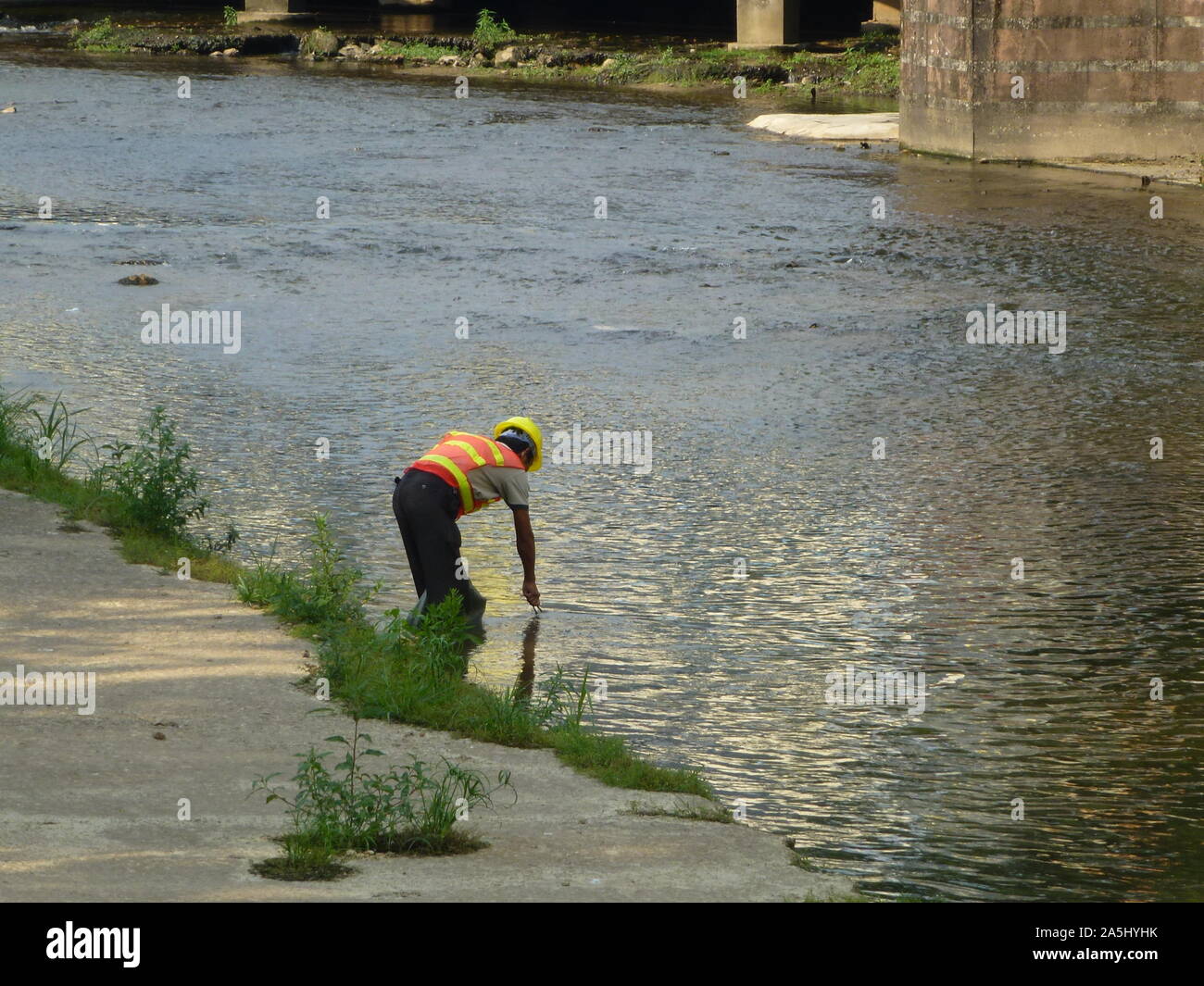 Sanitation workers clean up rubbish in rivers, in Xixiang River ...