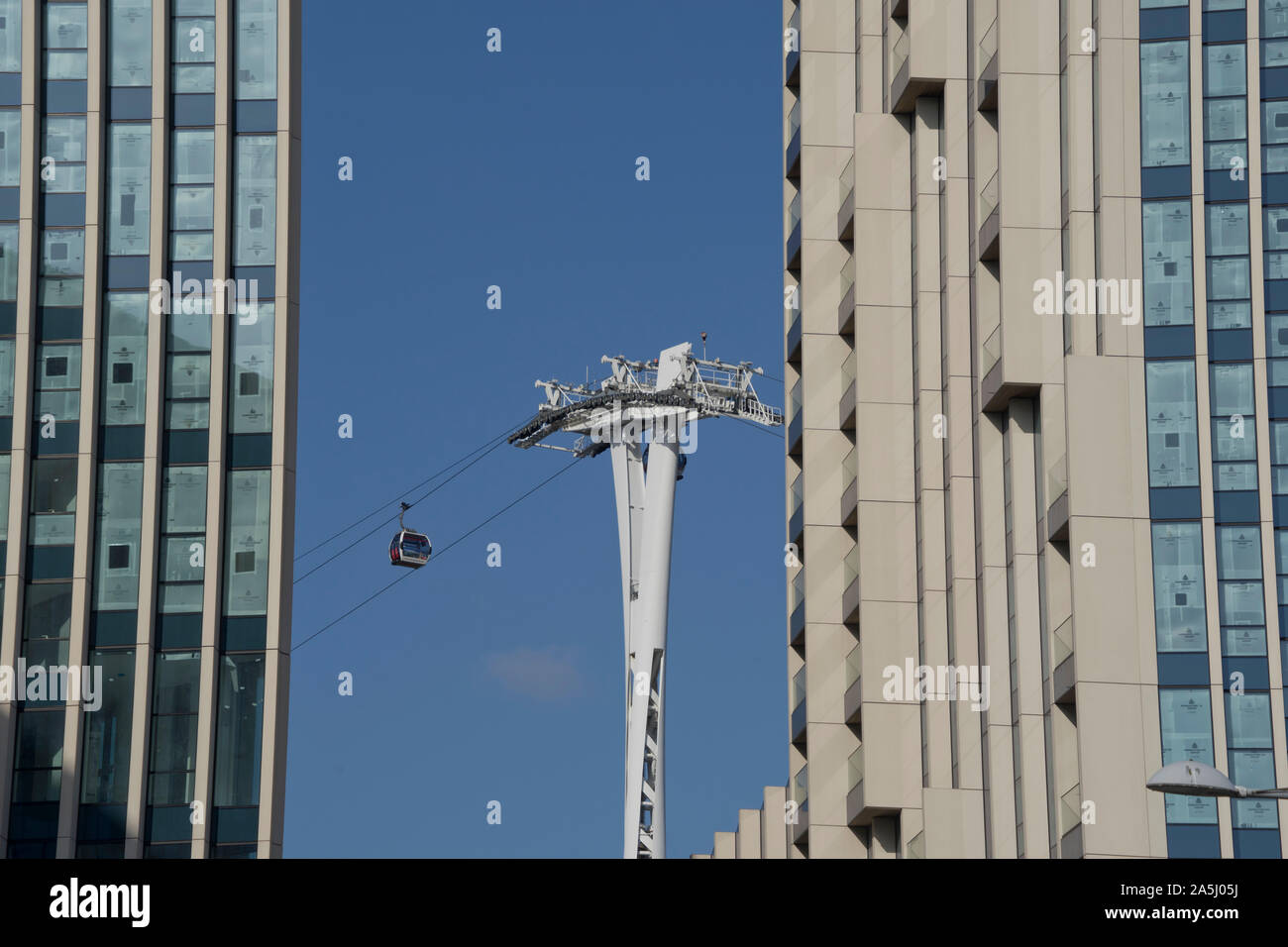 Emirates Air Line cable car near the Millennium Dome and O2 Arena in ...