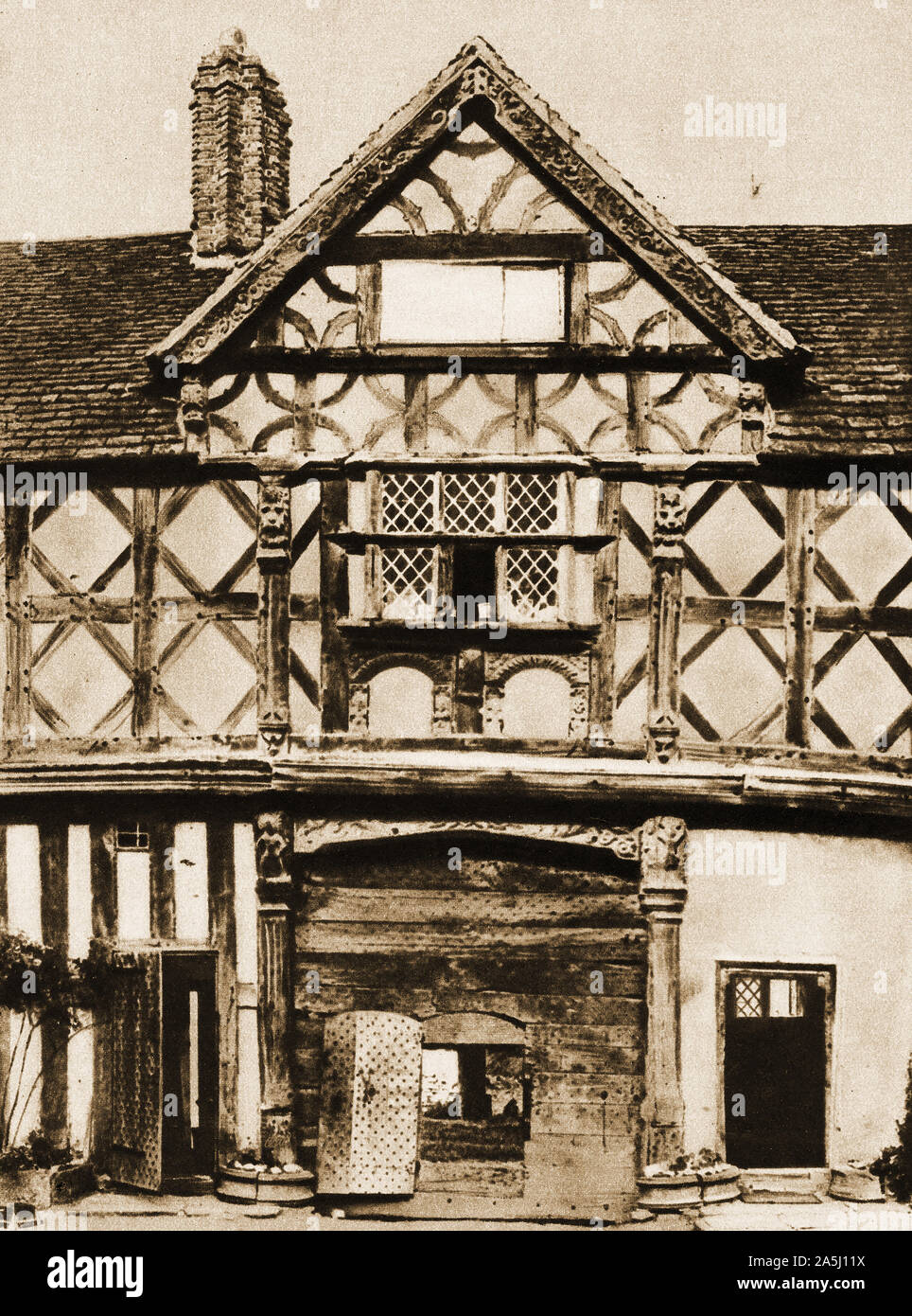 Stokesay castle gate house hi-res stock photography and images - Alamy