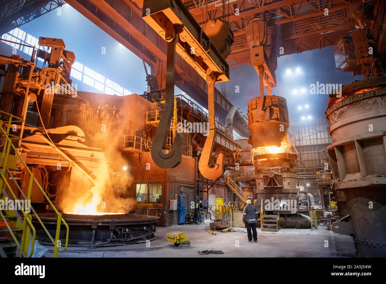 Molten metal in ladle hi-res stock photography and images - Alamy