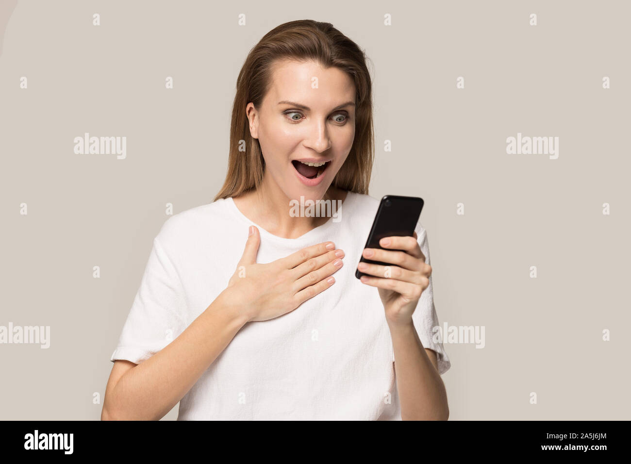 Woman read text shocked hi-res stock photography and images - Alamy