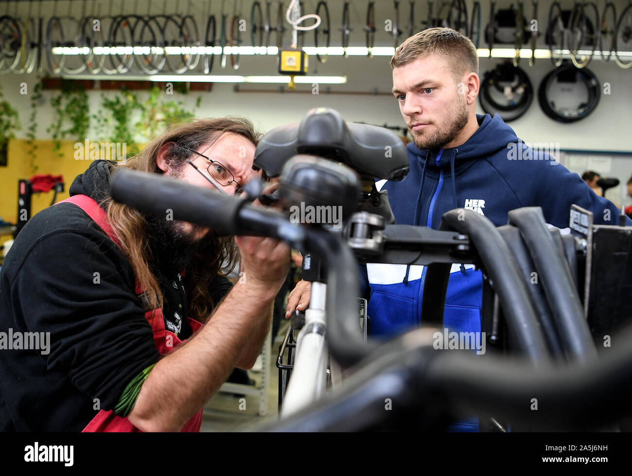 Berlin, Germany. 21st Oct, 2019. Robert Matz explains Alexander Esswein ...