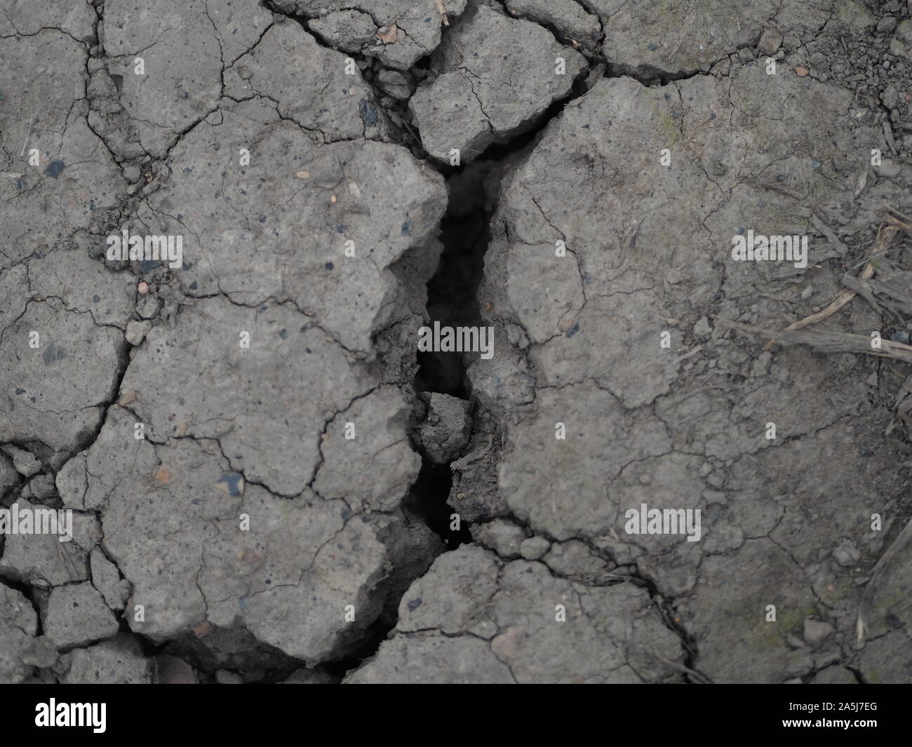 Cracks in mud texture hi-res stock photography and images - Alamy