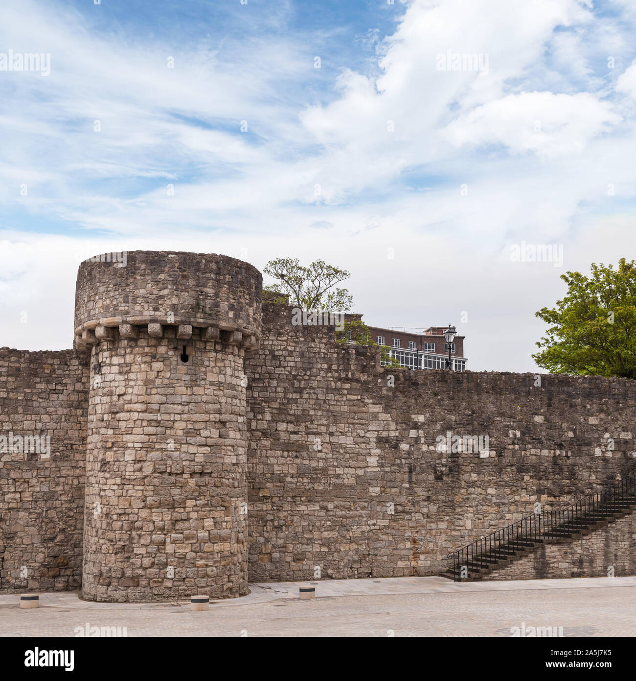 Wall around a castle hi-res stock photography and images - Alamy