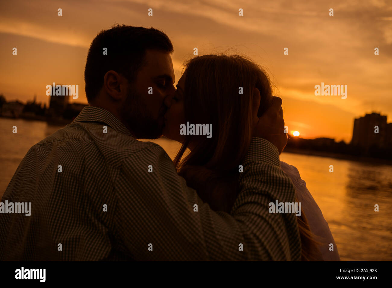 Kissing in sunset hi-res stock photography and images - Alamy