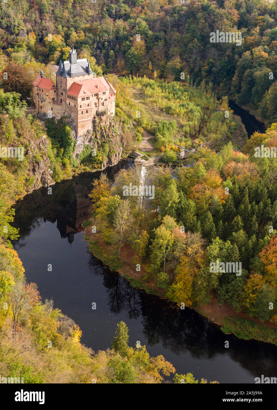 Kriebstein, Germany. 21st Oct, 2019. Kriebstein Castle is enthroned in ...