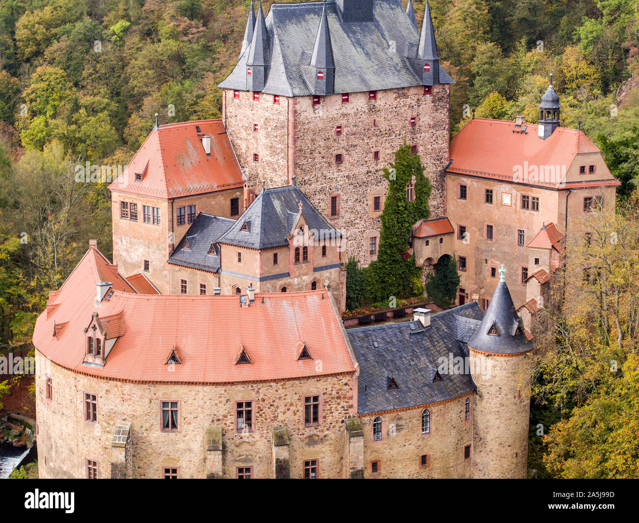 Kriebstein, Germany. 21st Oct, 2019. Kriebstein Castle is enthroned in ...