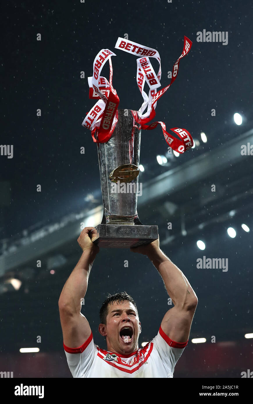 St Helens' Louie McCarthy-Scarsbrook lifts the trophy Stock Photo - Alamy