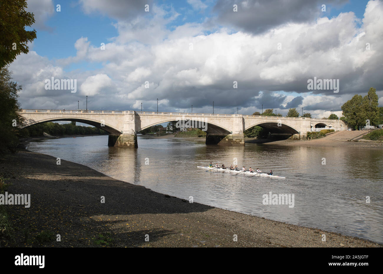 Chiswick bridge hi-res stock photography and images - Alamy