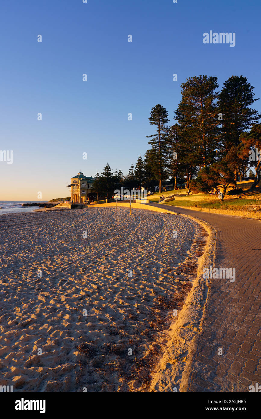 Sunset view of Cottesloe Beach over the Indian Ocean near Perth ...