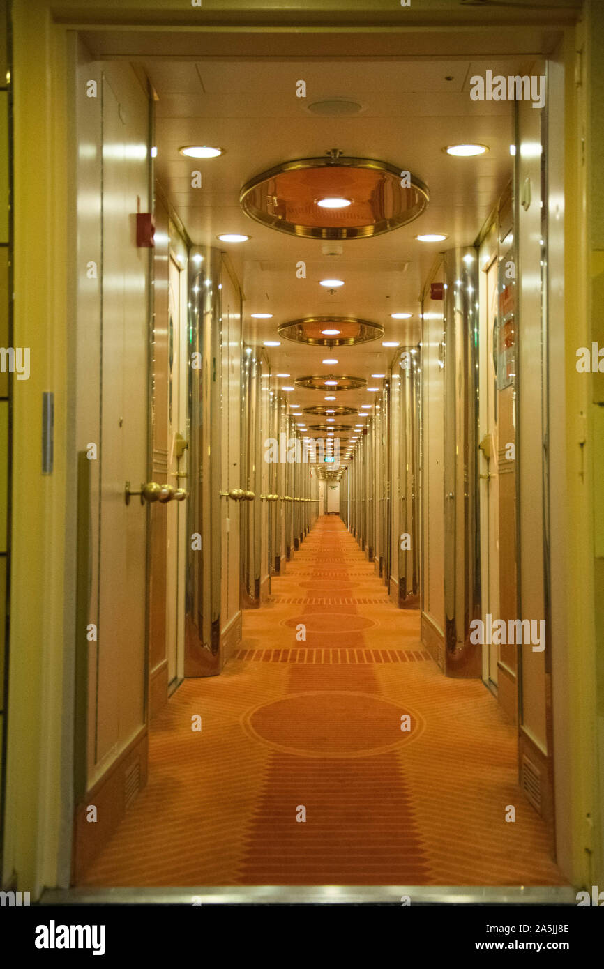 Infinite hallway hi-res stock photography and images - Alamy
