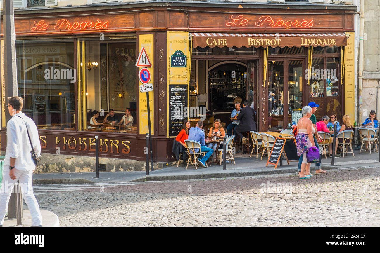 Le progres cafe montmartre paris hi-res stock photography and images ...