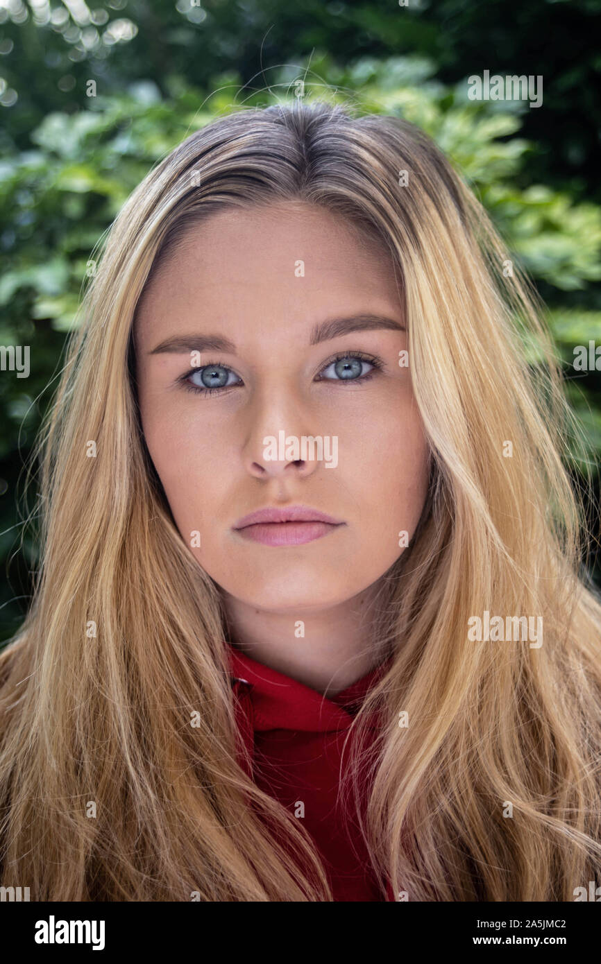 Blonde model beauty headshot hi-res stock photography and images - Alamy