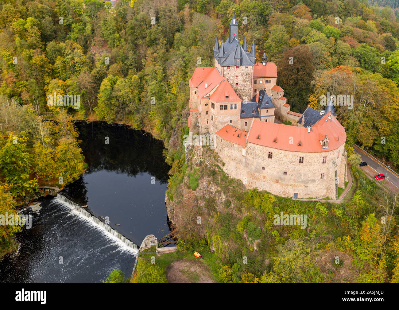 Kriebstein, Germany. 21st Oct, 2019. Kriebstein Castle is enthroned in ...