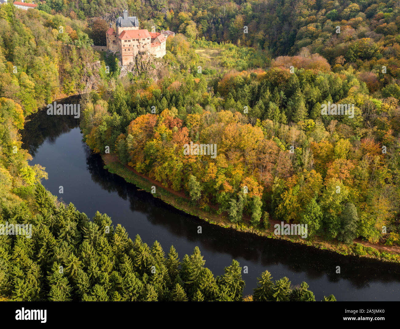 Kriebstein, Germany. 21st Oct, 2019. Kriebstein Castle is enthroned in ...