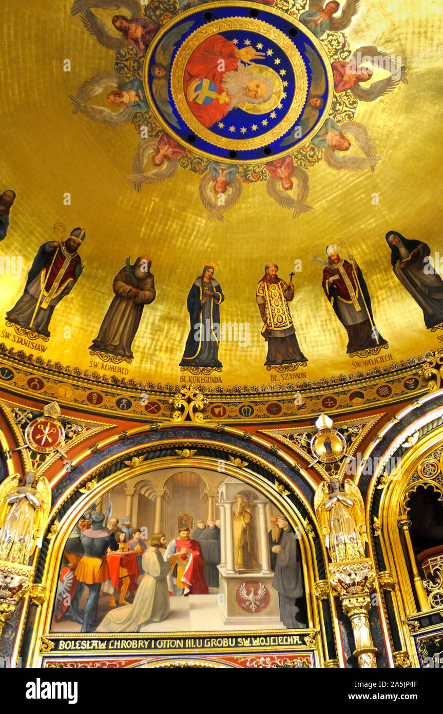 Hexagonal ceiling hi-res stock photography and images - Alamy