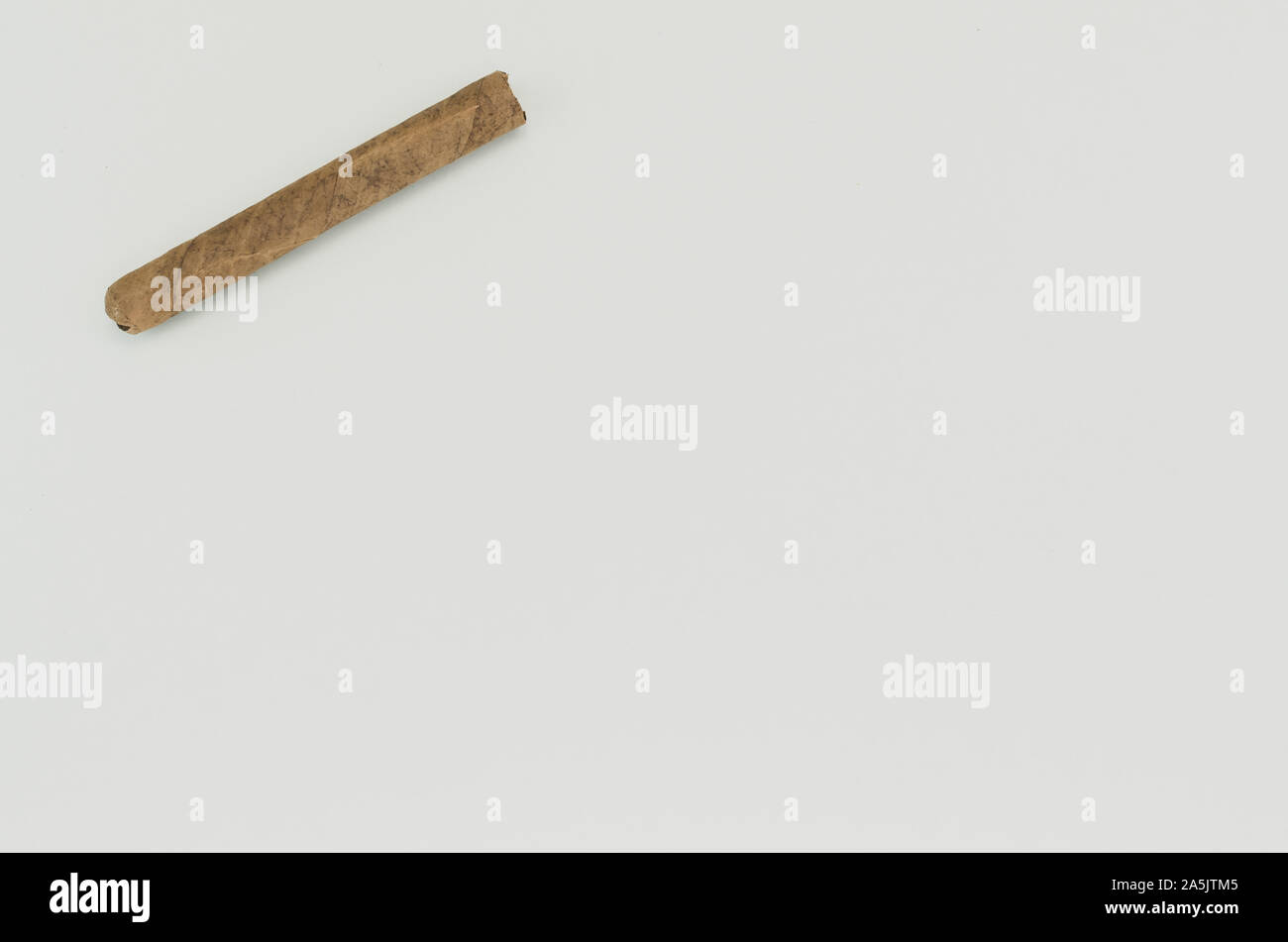 new cigar top view - paper background with copy space Stock Photo - Alamy