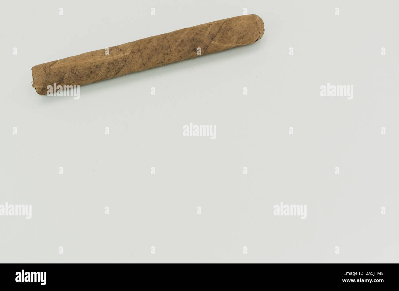 new cigar top view - paper background with copy space Stock Photo - Alamy
