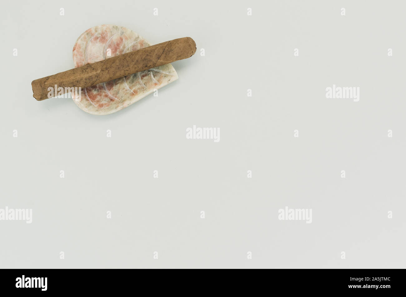 new cigar top view - paper background with copy space Stock Photo - Alamy