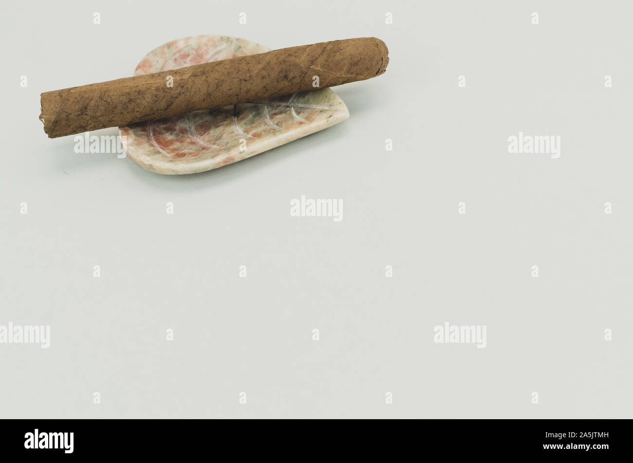new cigar top view - paper background with copy space Stock Photo - Alamy