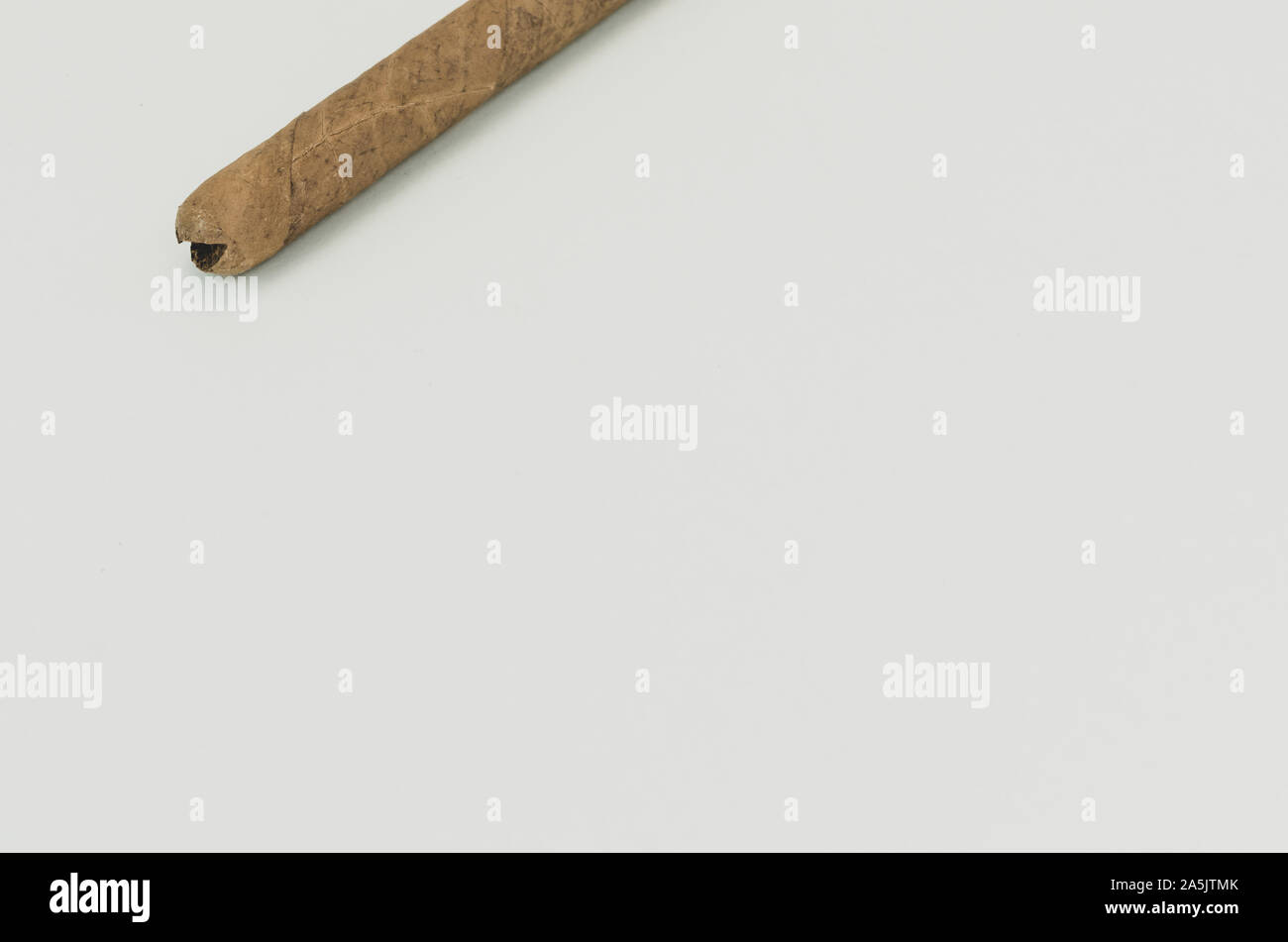 new cigar top view - paper background with copy space Stock Photo - Alamy