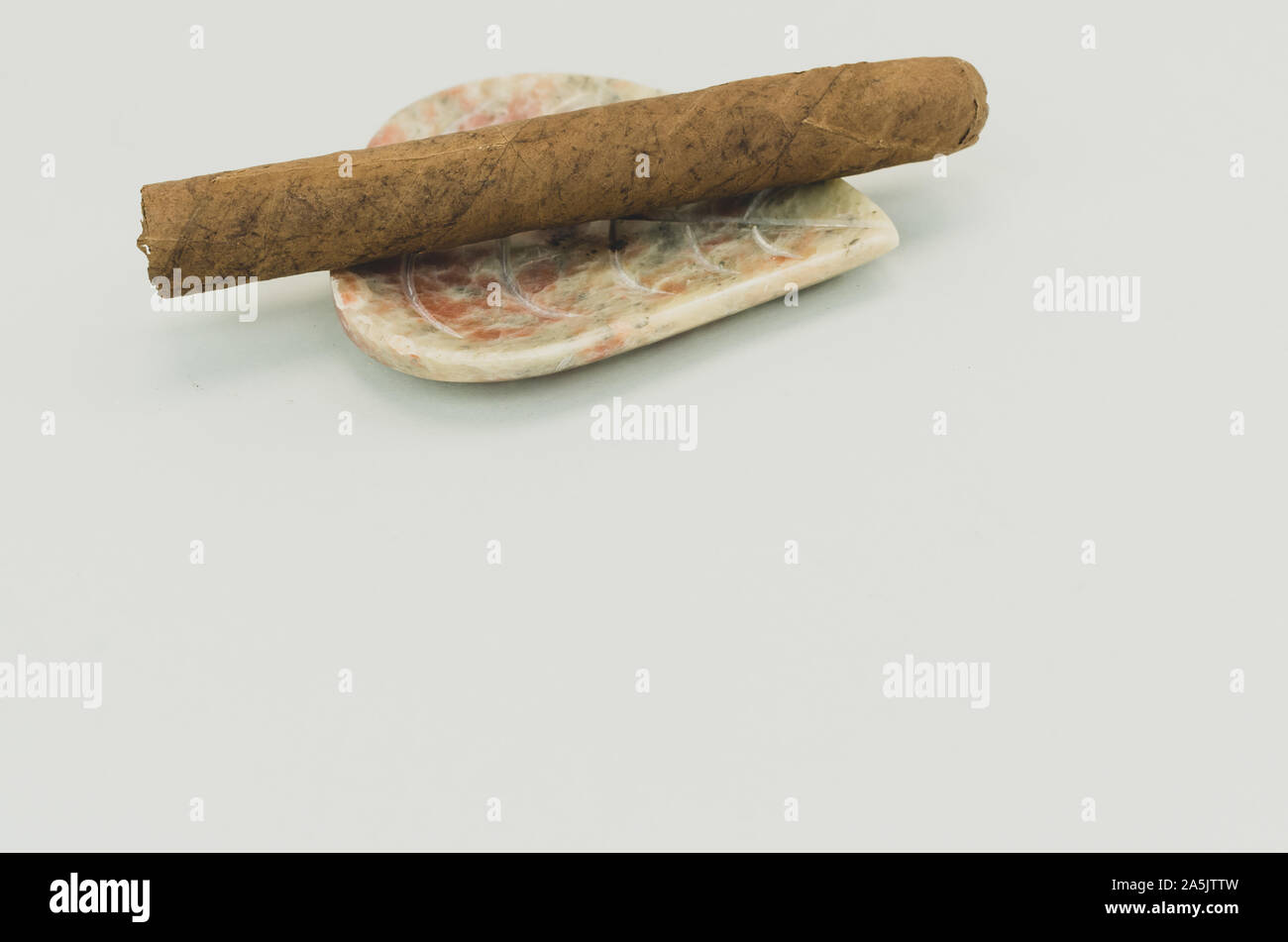 new cigar top view - paper background with copy space Stock Photo - Alamy