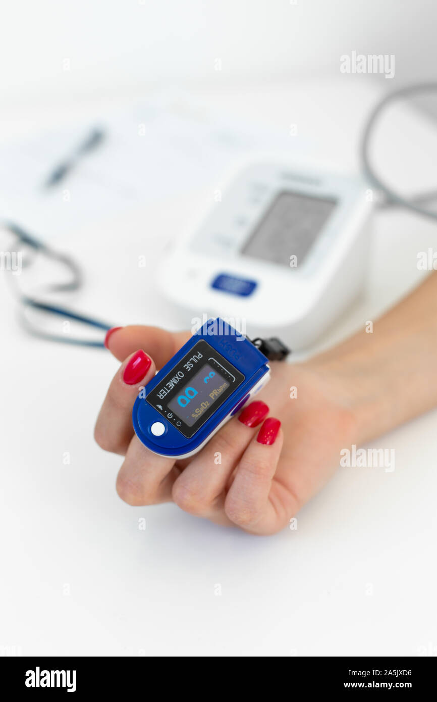 doctor puts a heart rate monitor on a patients finger Stock Photo - Alamy