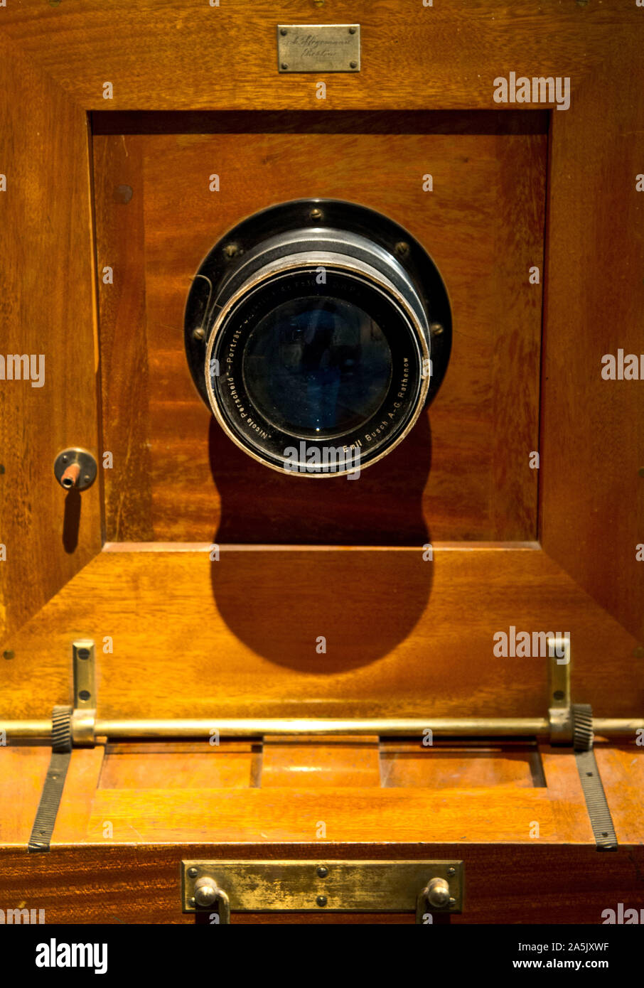 Old studio camera hi-res stock photography and images - Alamy
