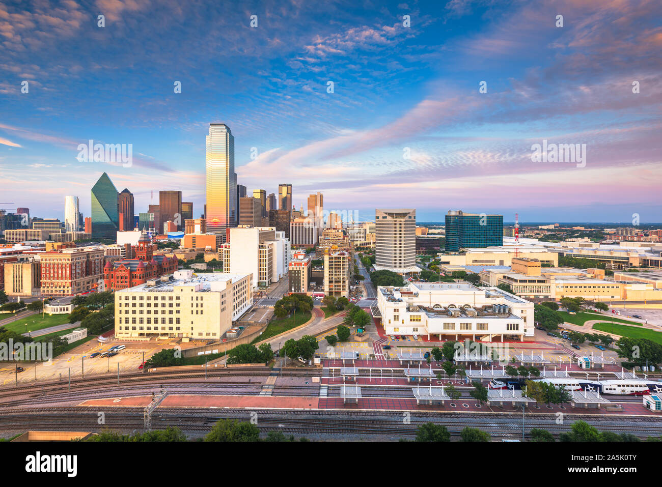 Dallas skyline at night hi-res stock photography and images - Alamy