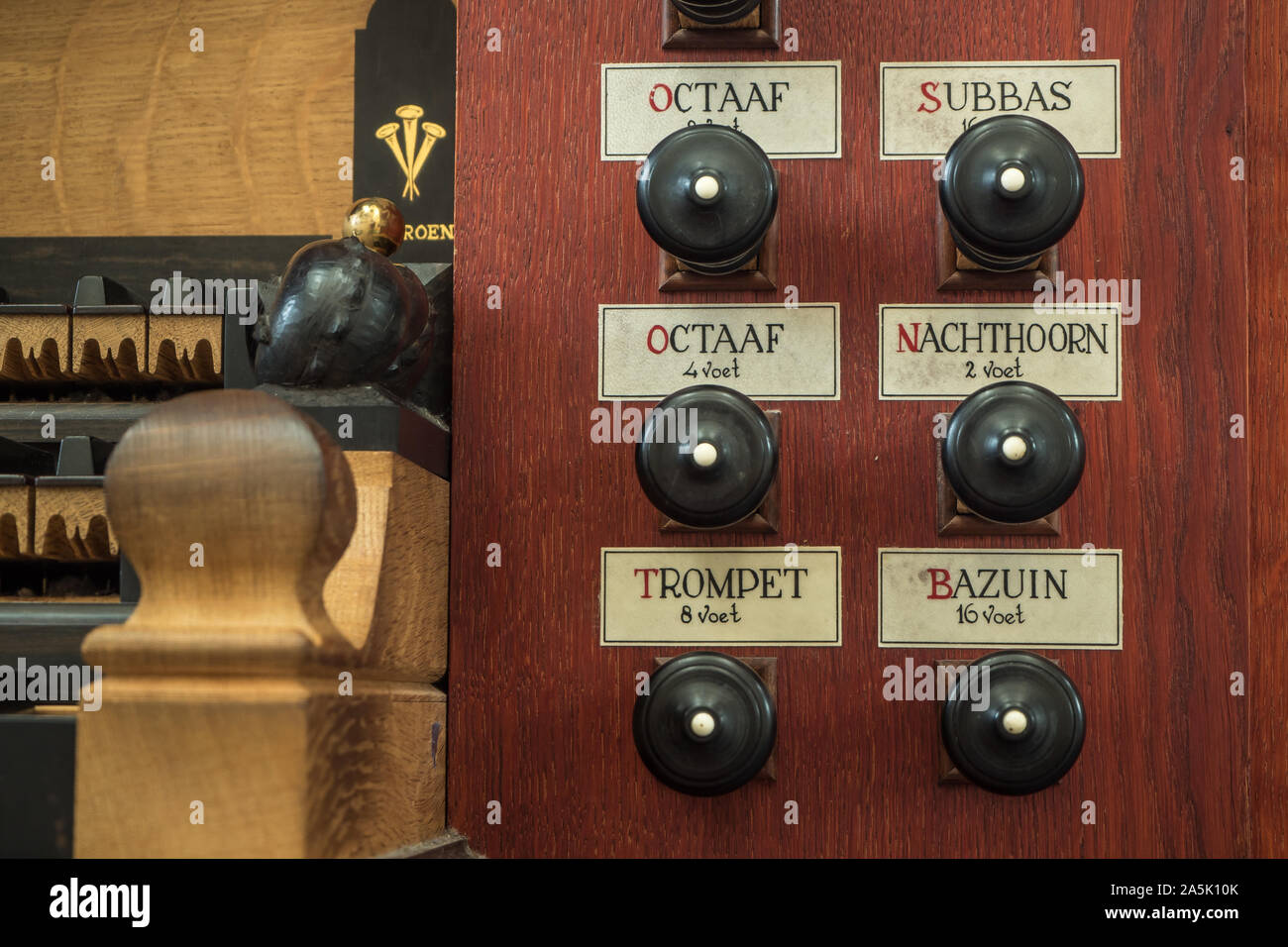 Organ keyboards hi-res stock photography and images - Alamy