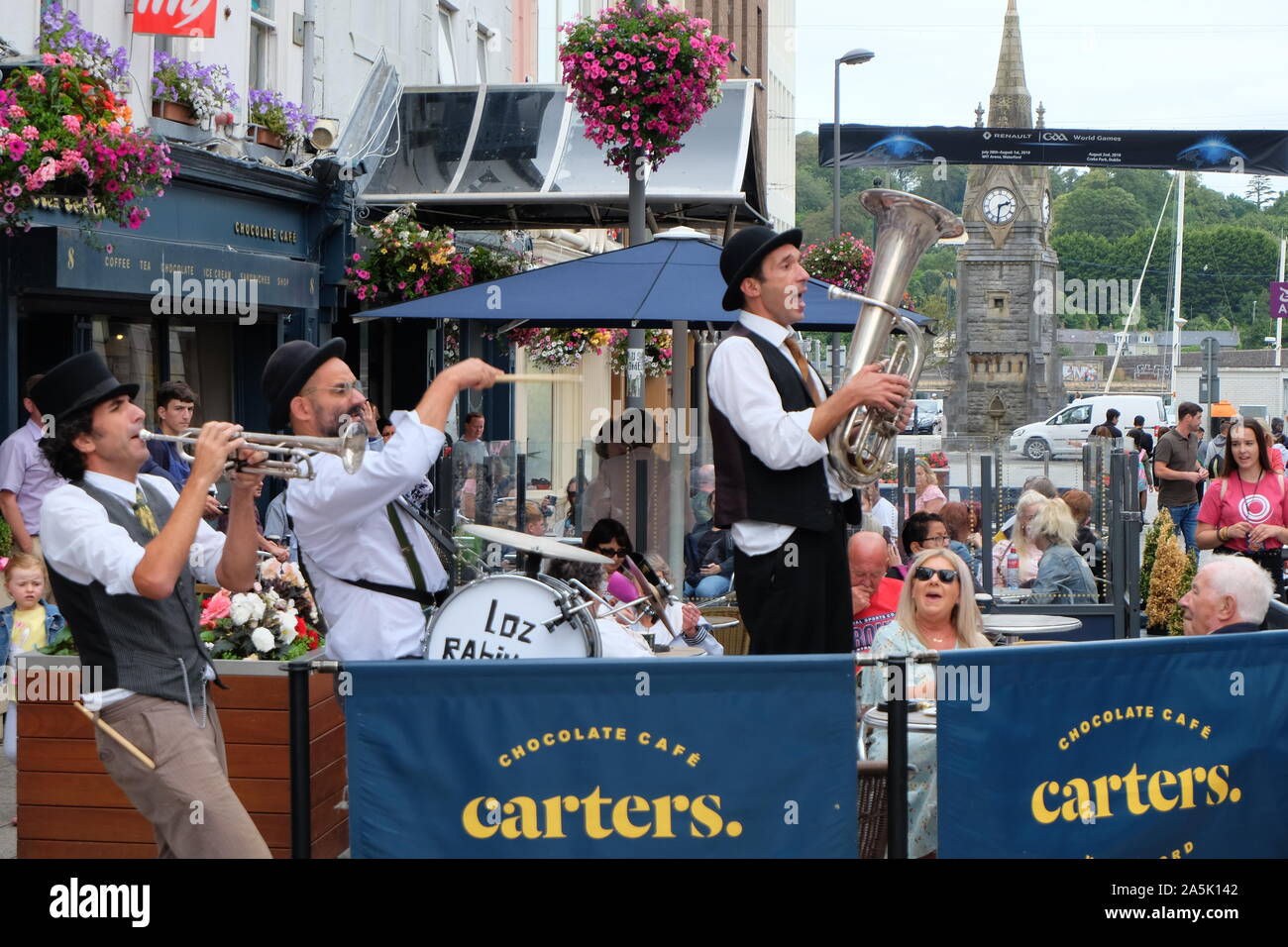 Outdoor performer hi-res stock photography and images - Alamy