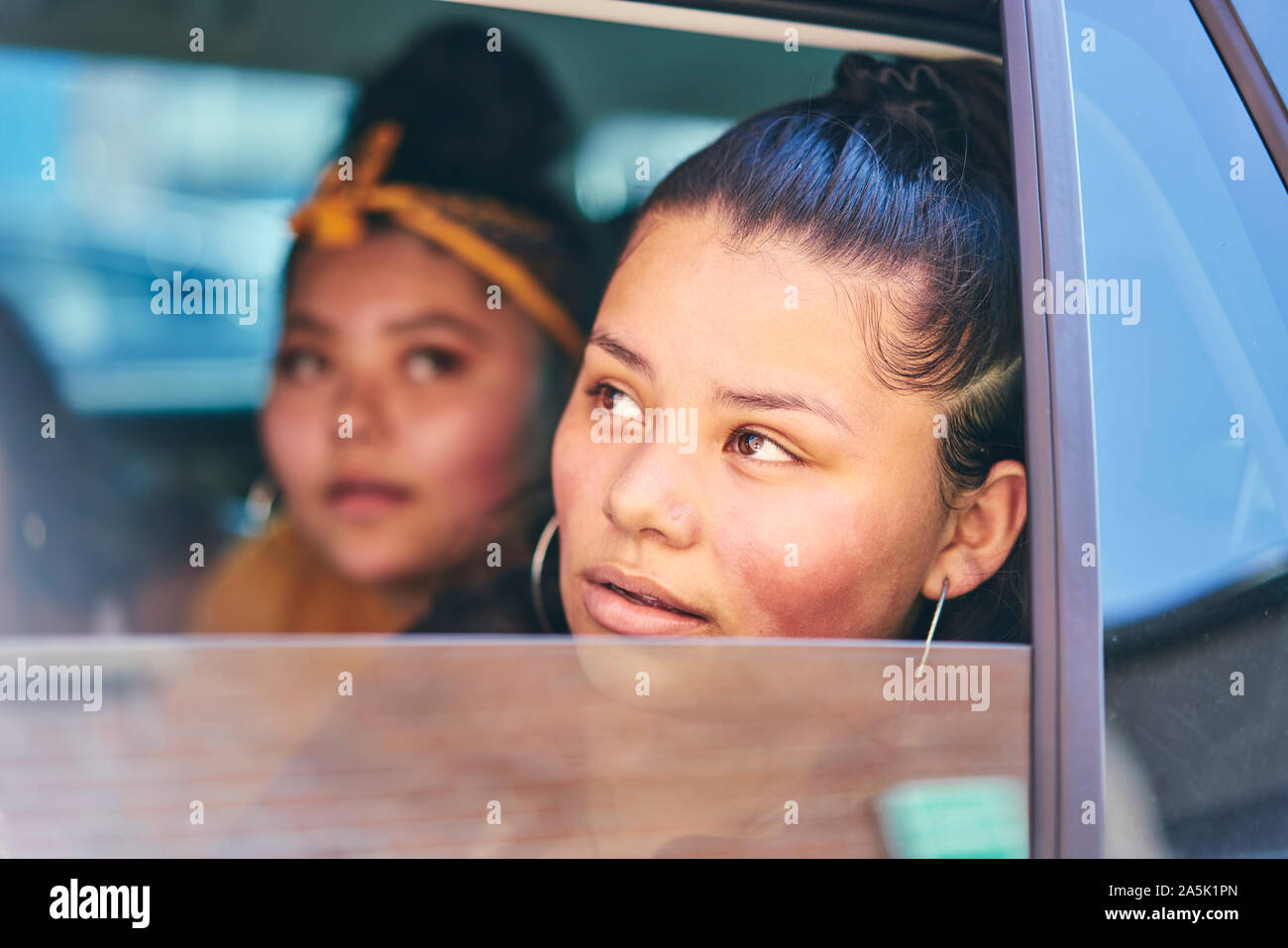 Two girls looking to side hi-res stock photography and images - Alamy
