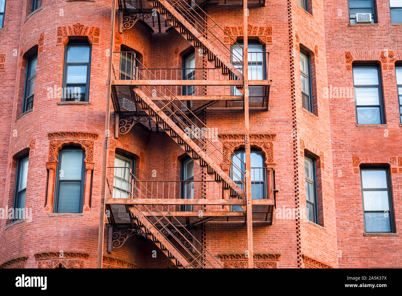 Fire escapes on city building hi-res stock photography and images - Alamy