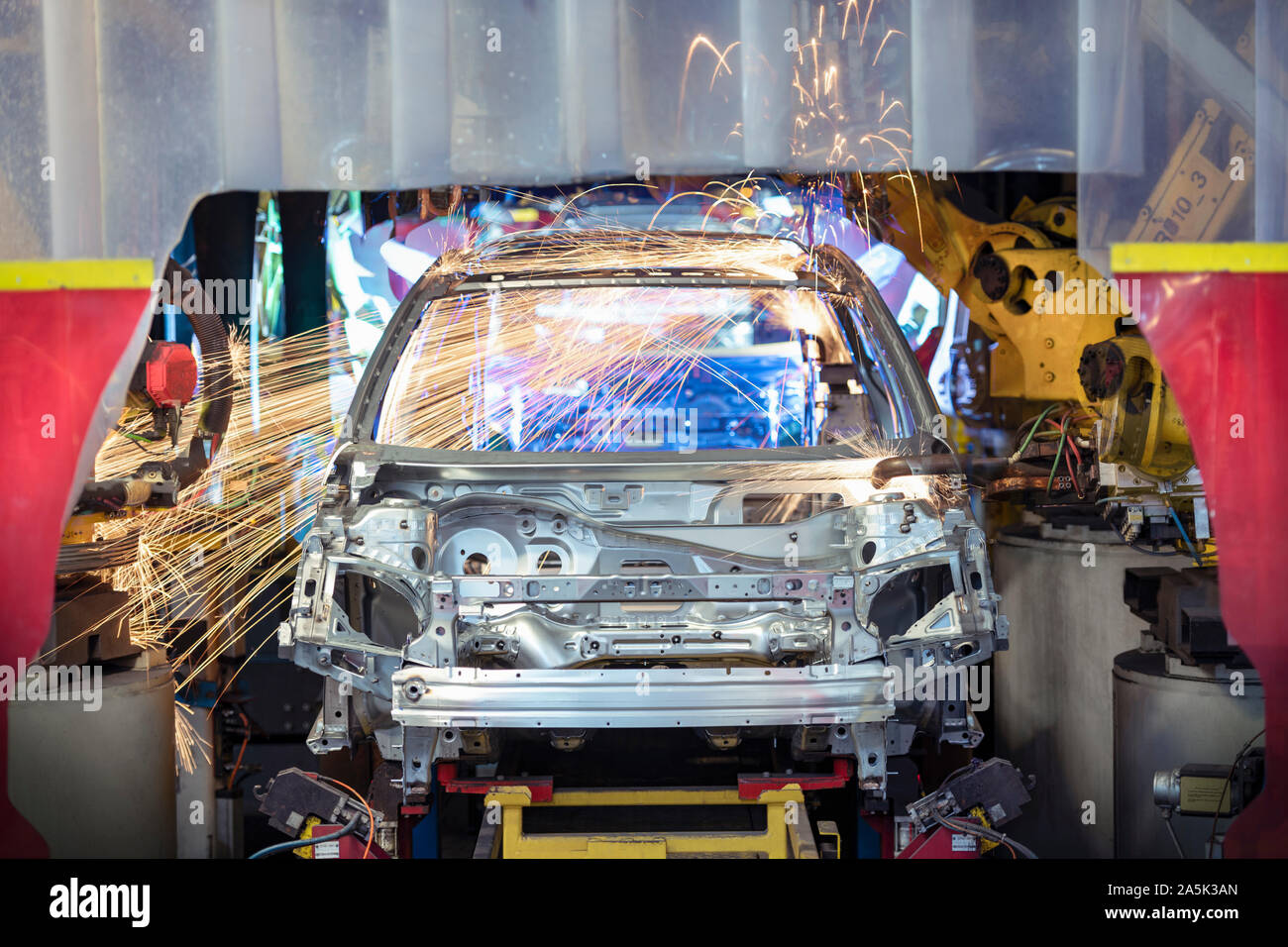 Car factory robot welding hi-res stock photography and images - Alamy