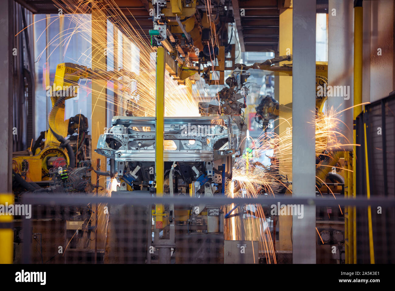 Car building robots hi-res stock photography and images - Alamy