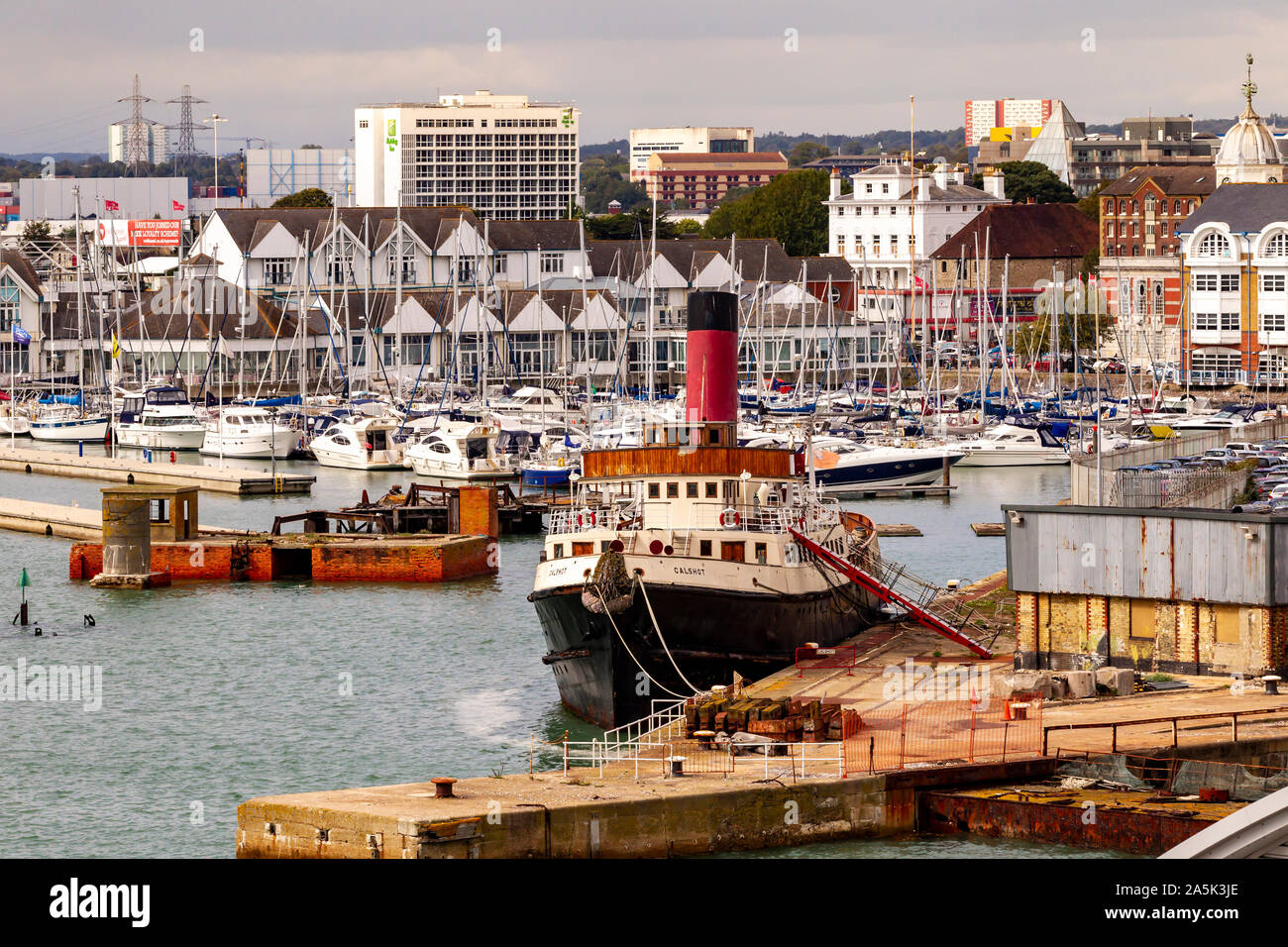 Red funnel tug hi-res stock photography and images - Alamy